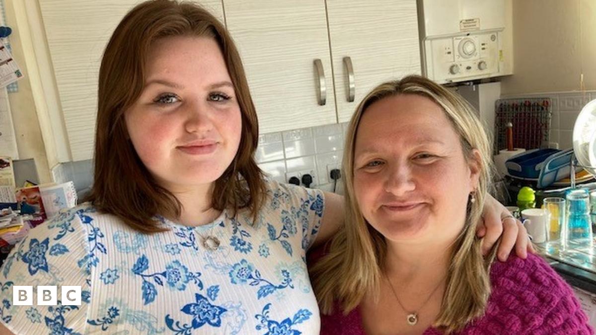 Banc mam sengl 'yn wag ar ddiwedd mis' er gwaethaf dwy swydd - BBC Cymru Fyw