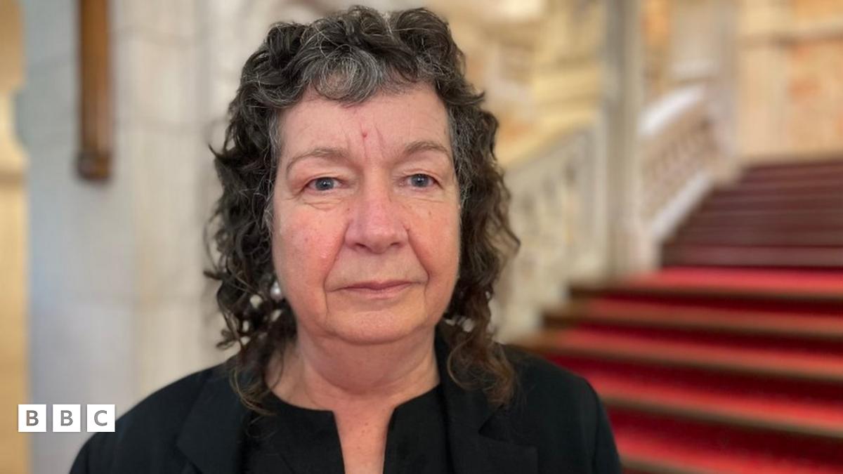 Prifysgol Caerdydd: Trefn ariannu prifysgolion 'wedi torri' - BBC Cymru Fyw