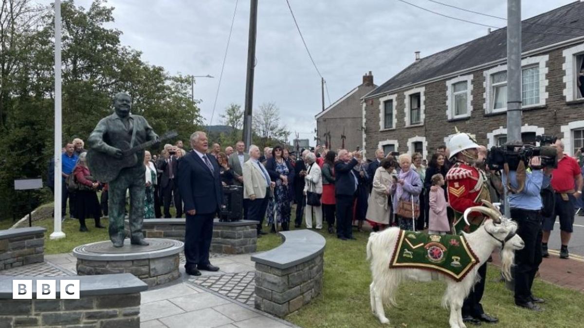 Dadorchuddio cerflun i Max Boyce yng Nglyn-nedd - BBC Cymru Fyw