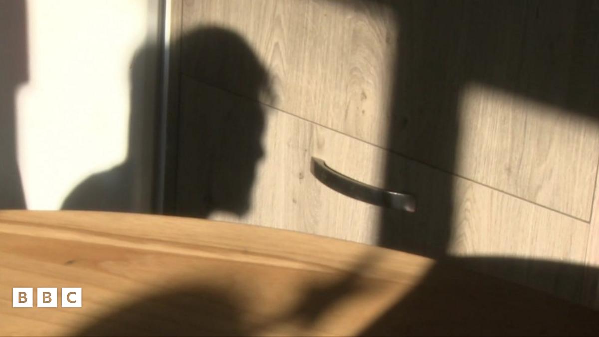 Teulu yn dioddef 'bwlio cymunedol' oherwydd anabledd - BBC Cymru Fyw