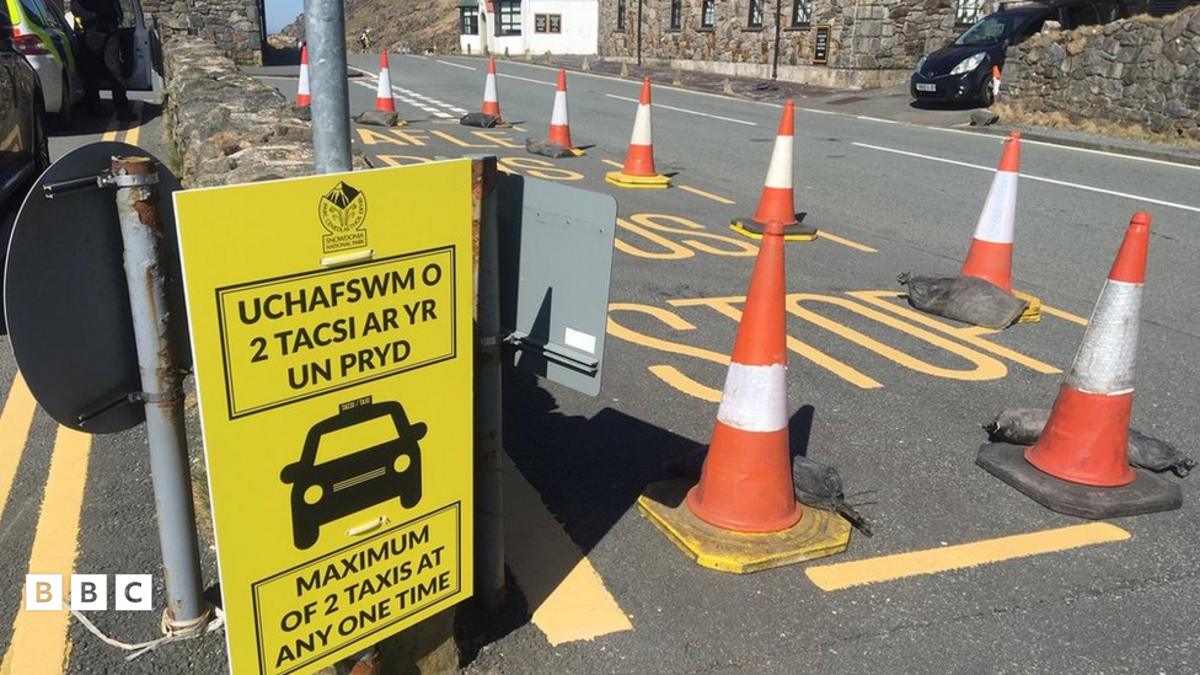 Gyrwyr tacsi Eryri'n poeni am eu bywoliaeth - BBC Cymru Fyw