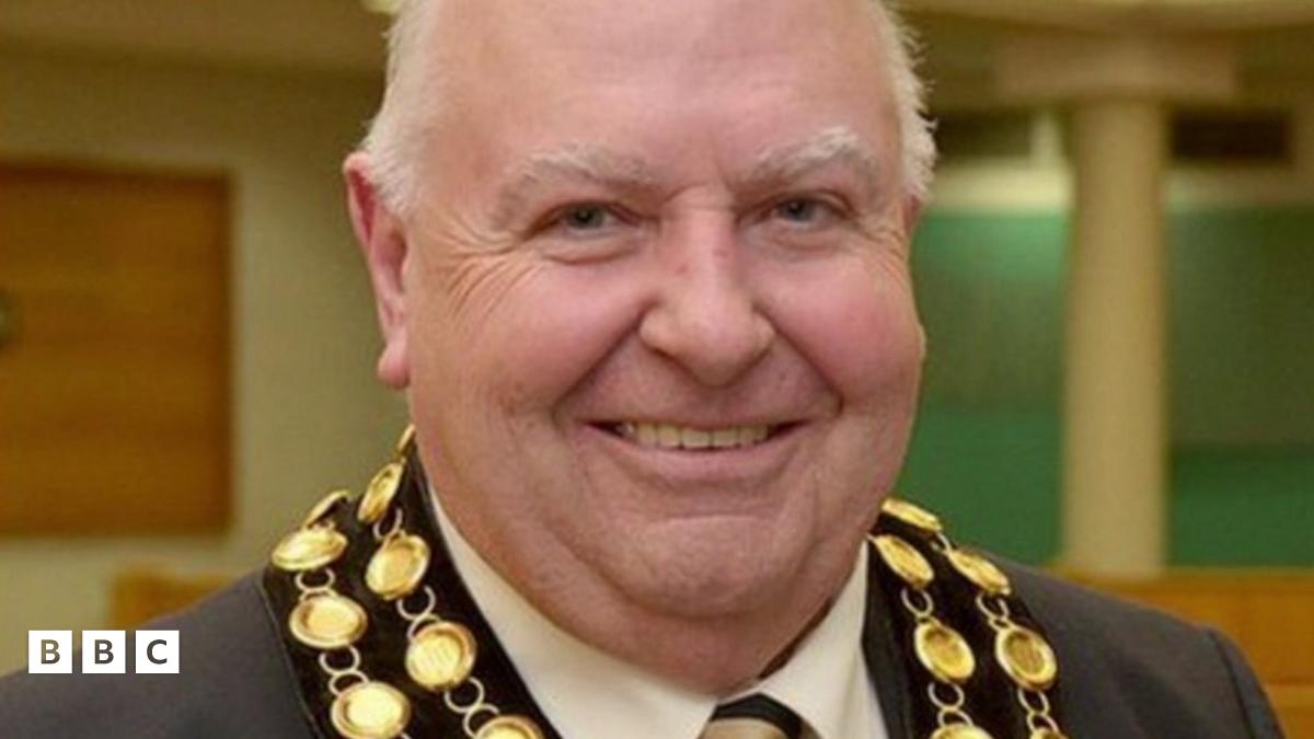 Y newyddiadurwr Vaughan Hughes wedi marw yn 76 oed - BBC Cymru Fyw