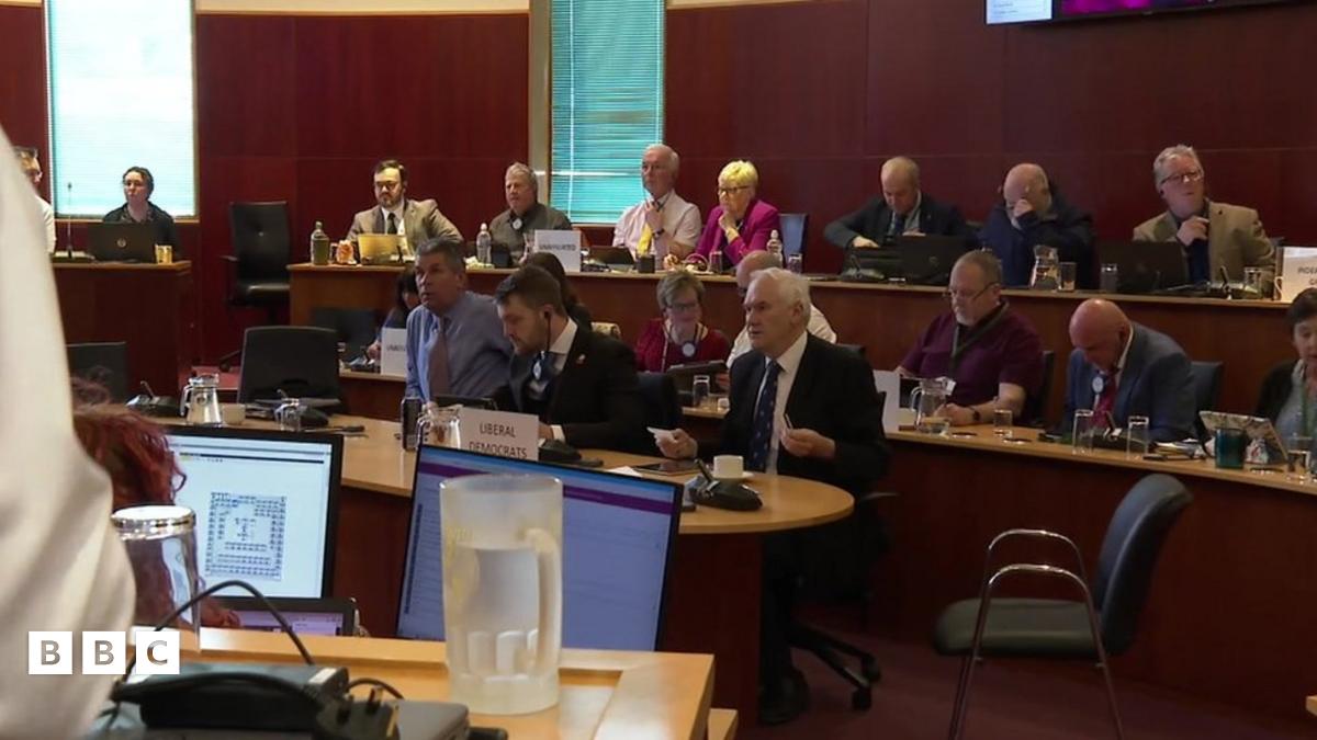 Treth cyngor Penfro i godi 12.5% yn sgil diffyg £32m - BBC Cymru Fyw