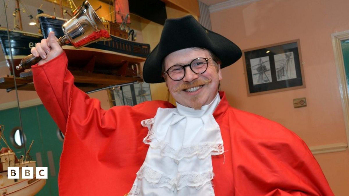 Y crïwr tref sy'n hybu'r Gymraeg yn Sir y Fflint - BBC Cymru Fyw