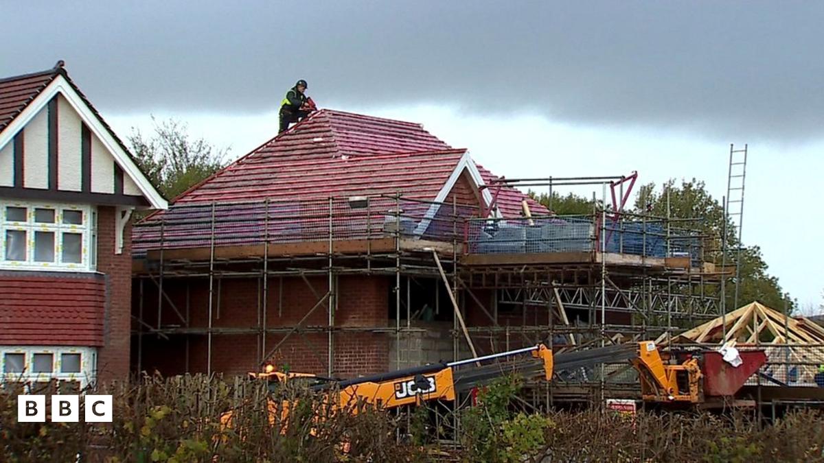 Rhybudd am adeiladu tai 'diangen' yng Nghaerdydd - BBC Cymru Fyw