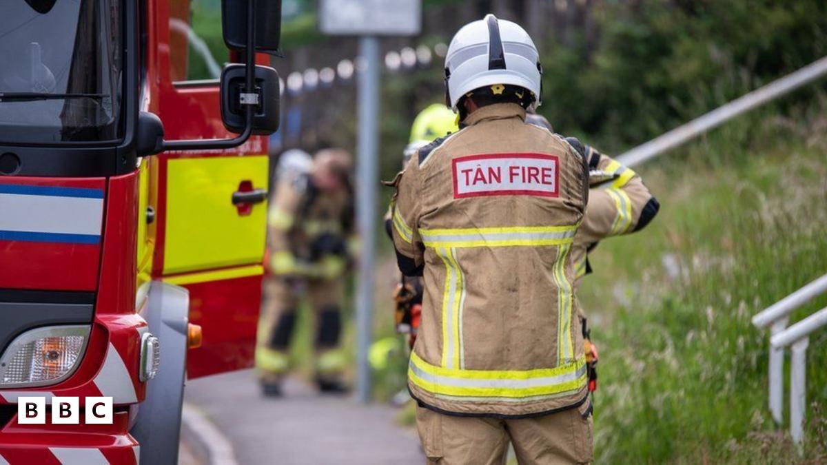 Gweithwyr y gwasanaeth tân yng Nghymru wedi eu 'gadael i lawr' - BBC ...