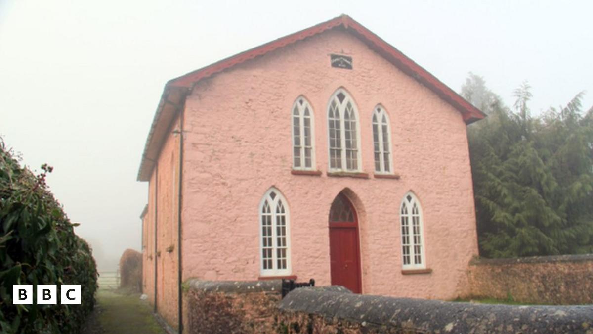 Capeli wedi 'methu symud gyda'r oes' - BBC Cymru Fyw