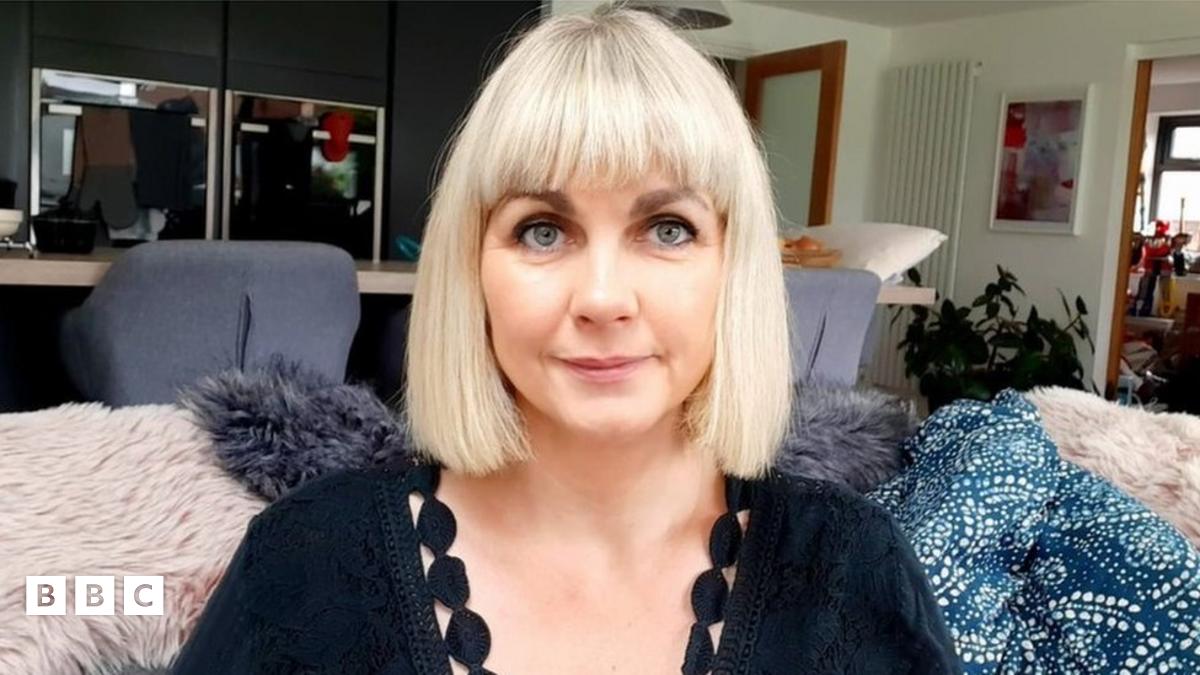 Gormod yn dal i aros yn rhy hir am driniaethau canser - BBC Cymru Fyw