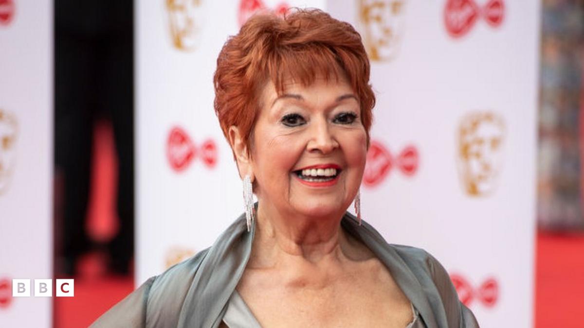 Actores Hi-de-Hi! - Ruth Madoc - wedi marw yn 79 oed - BBC Cymru Fyw