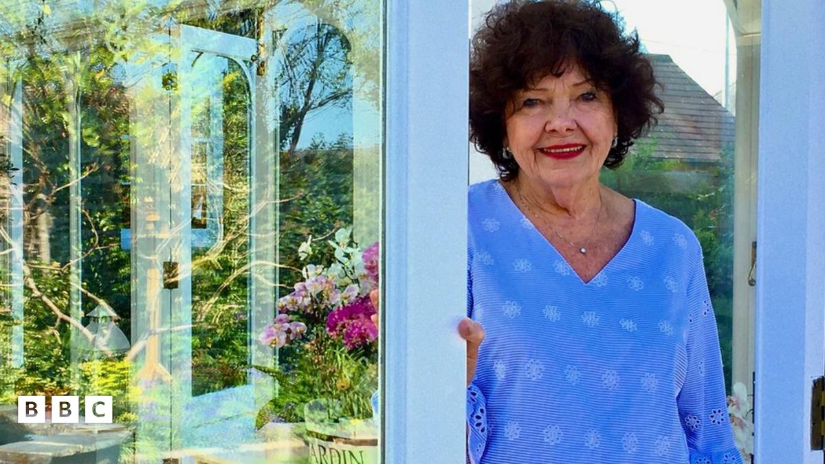 Cymuned Hendy-gwyn yn closio wrth gadw ar wahân - BBC Cymru Fyw