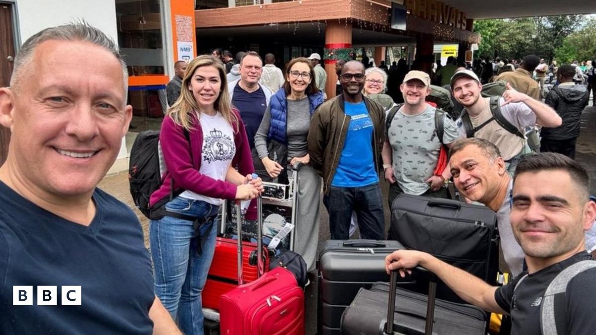 Cwmni o Wynedd wedi gadael cerddwyr yn sownd yn Tanzania - BBC Cymru Fyw