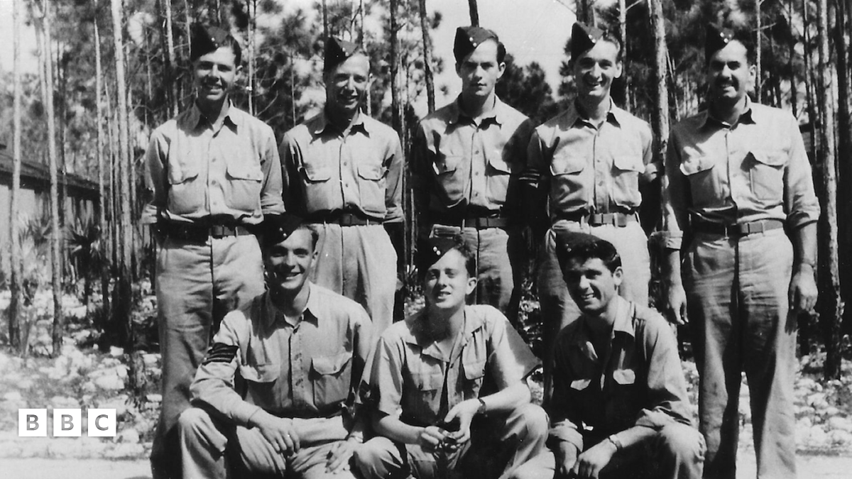 Ail Ryfel Byd: Cofio damwain awyren ar y Preselau - BBC Cymru Fyw