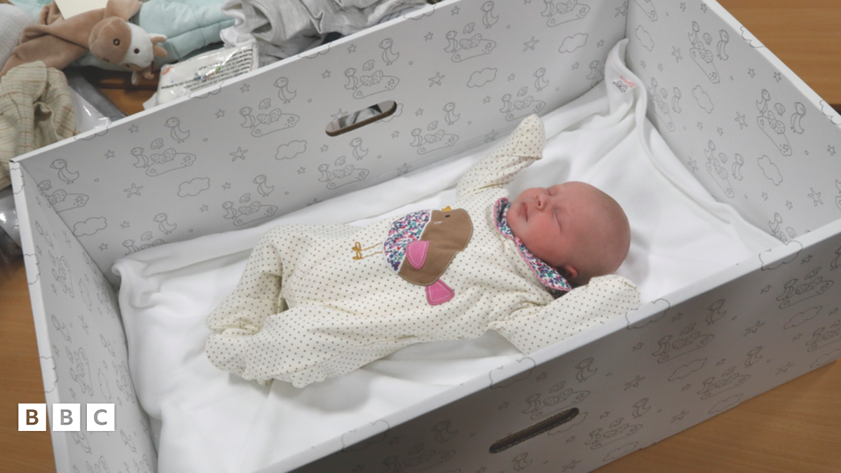 Mark Drakeford o blaid arbrawf bwndeli babi yng Nghymru - BBC Cymru Fyw