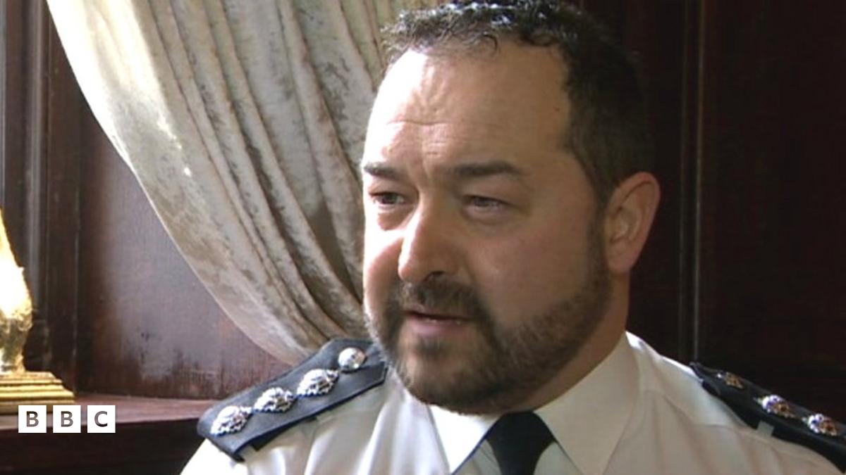 Carcharu cyn-blismon am gamddefnyddio cyfrifiadur - BBC Cymru Fyw