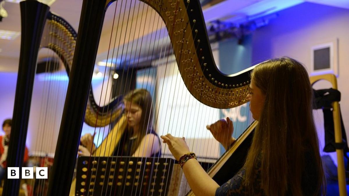 Yr Ŵyl Cerdd Dant yn cefnogi'r digartref yng Nghaerdydd - BBC Cymru Fyw