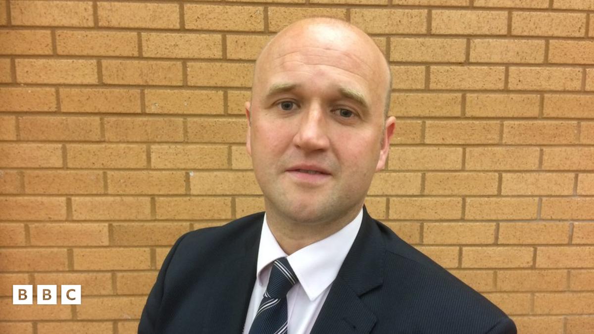 Ethol Comisiynydd Heddlu newydd dros ardal Dyfed Powys - BBC Cymru Fyw