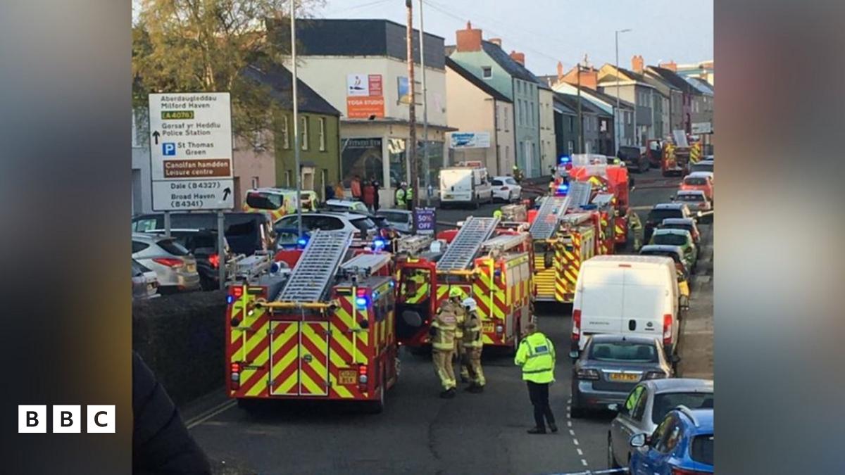 Tân mawr mewn uned ddiwydiannol yn Hwlffordd - BBC Cymru Fyw