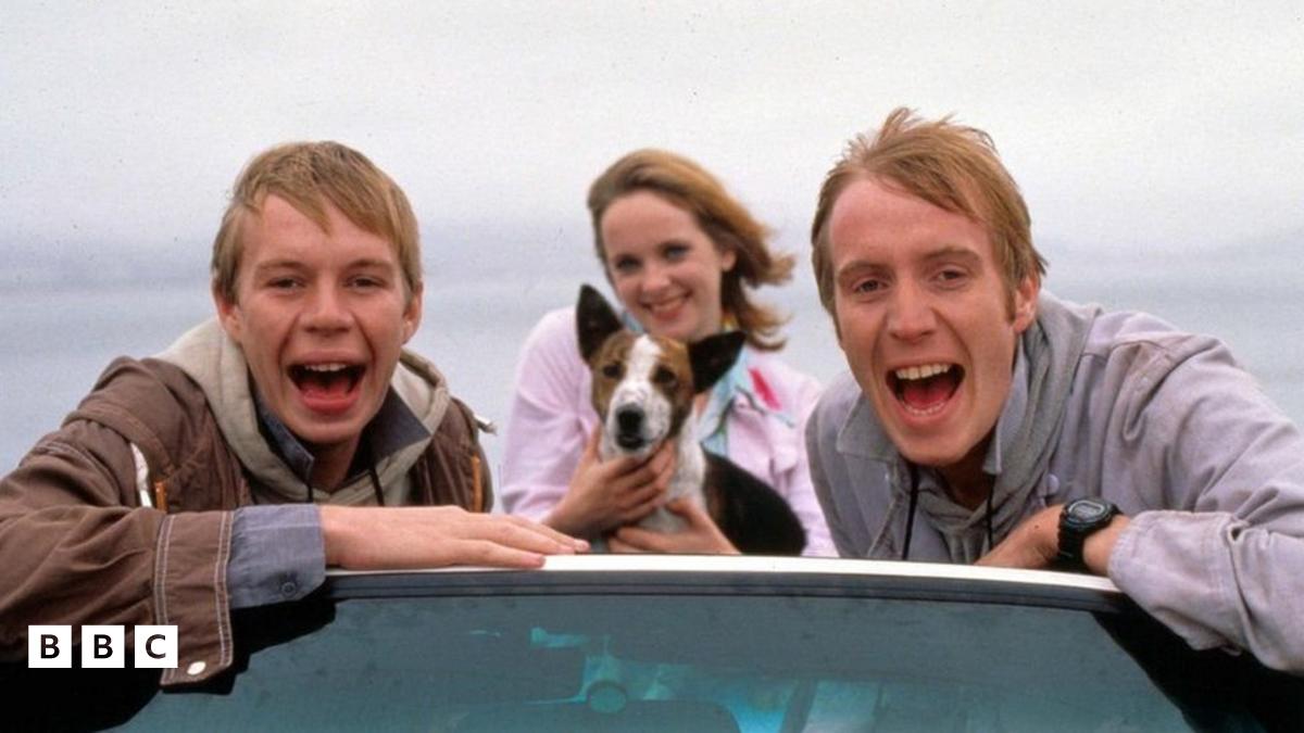 Paul Durden: Teyrngedau i gyd-awdur y ffilm Twin Town - BBC Cymru Fyw