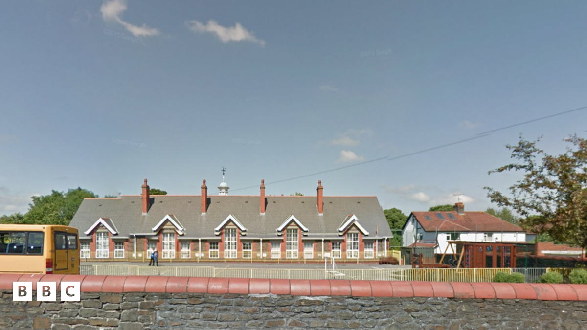 Trafod newid dalgylch ysgolion yng Nghaerdydd - BBC Cymru Fyw