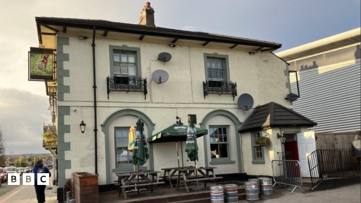Tân mewn tafarn enwog ger y Cae Ras yn Wrecsam - BBC Cymru Fyw