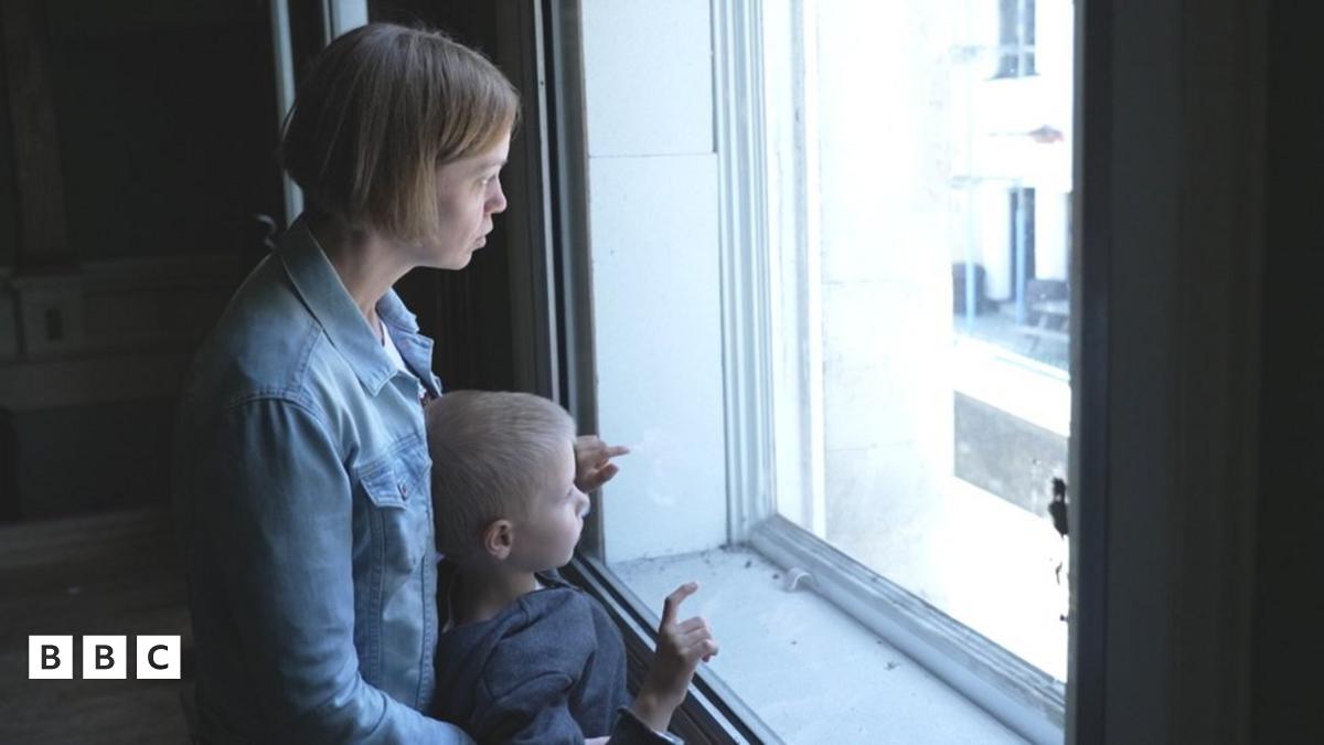 Ffoaduriaid o Wcráin yn aros i symud o ganolfannau croeso - BBC Cymru Fyw