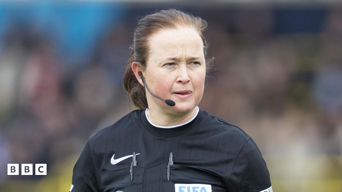 Y dyfarnwr a chyn-ymosodwr Cymru Cheryl Foster yn ymddeol - BBC Cymru Fyw