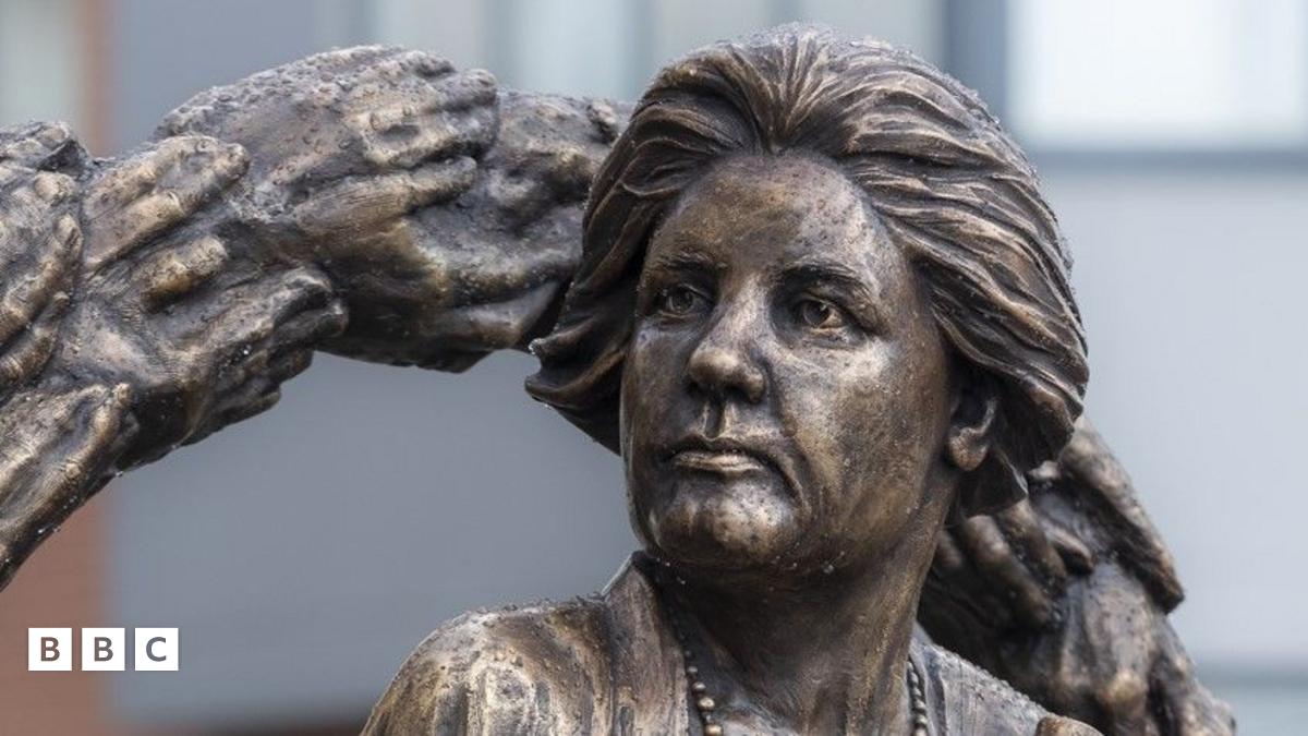 Dadorchuddio cerflun Arglwyddes Rhondda yng Nghasnewydd - BBC Cymru Fyw