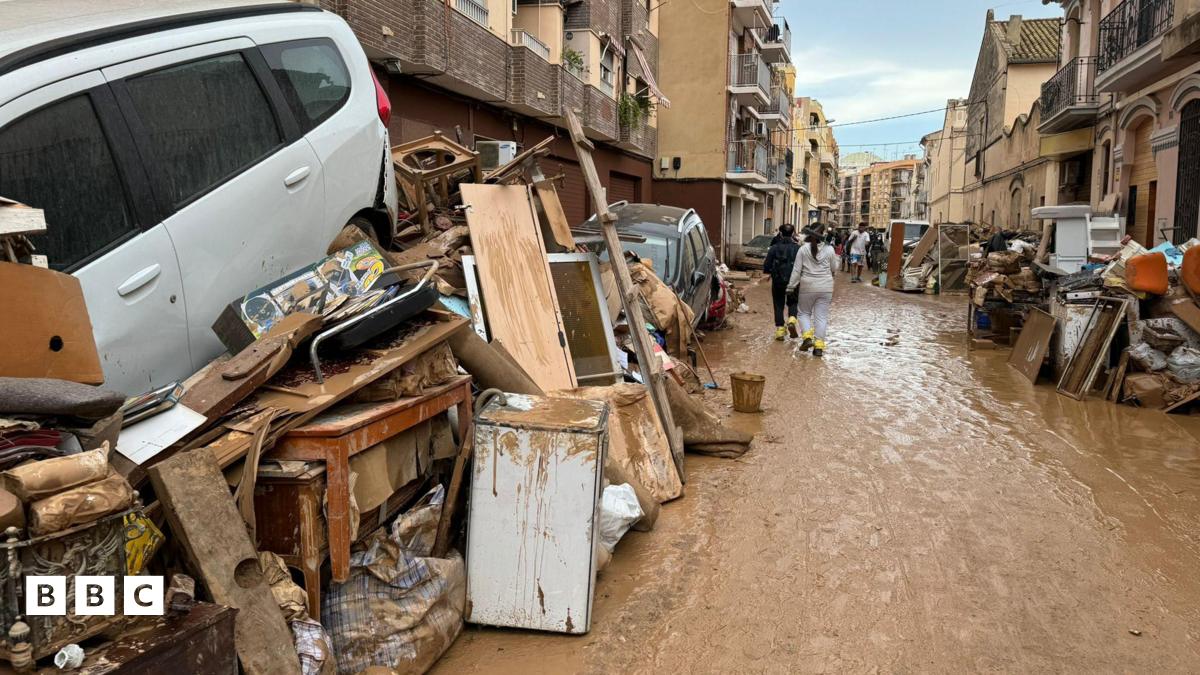 Llifogydd Sbaen: 'Allwch chi ddim deall pa mor wael yw'r sefyllfa ...
