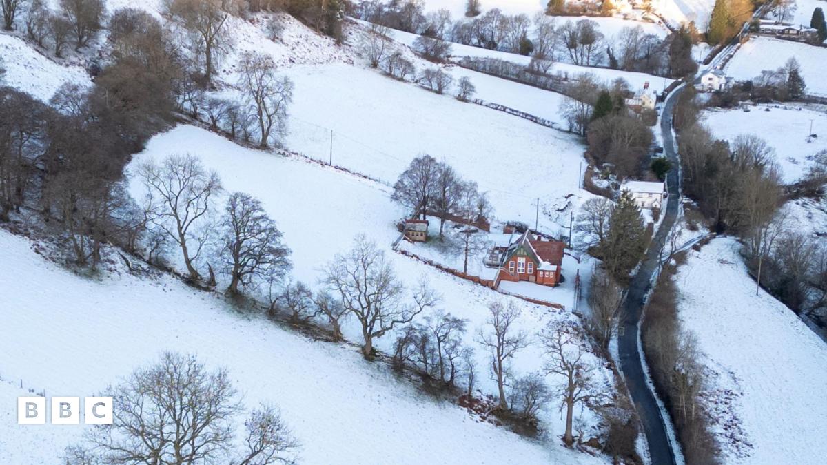 Degau o ysgolion ar gau ddydd Llun oherwydd eira a rhew - BBC Cymru Fyw