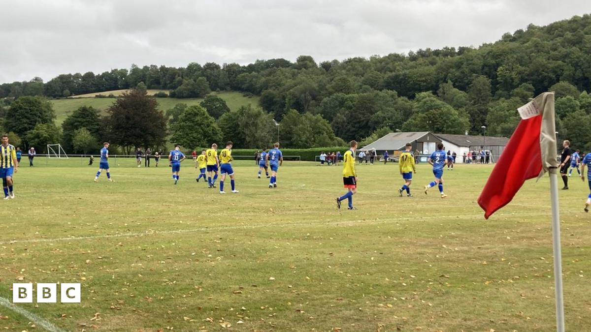 'Torcalon' diffyg chwaraewyr pêl-droed Castellnewydd Emlyn - BBC Cymru Fyw