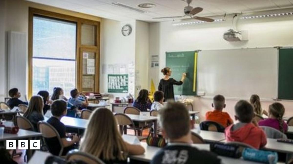 Cynlluniau drafft addysg Gymraeg yn 'ddi-uchelgais' - BBC Cymru Fyw