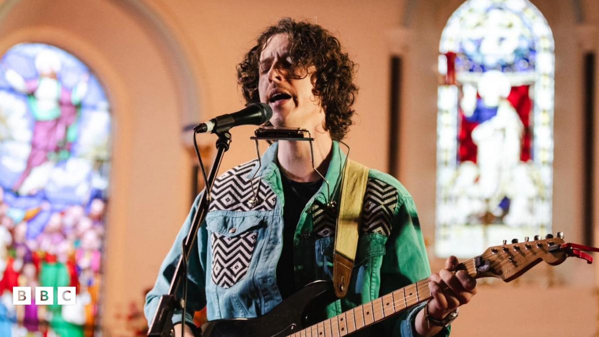 Cowbois yn ôl yn Sesiwn Fawr Dolgellau wedi strôc Iwan Huws - BBC Cymru Fyw
