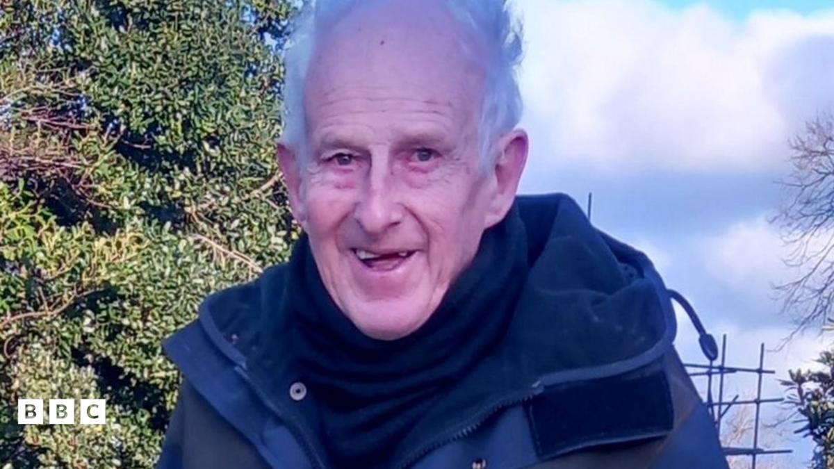 Tom Bown: Y dyn o Fôn sy'n mesur glawiadau ers 1948 - BBC Cymru Fyw