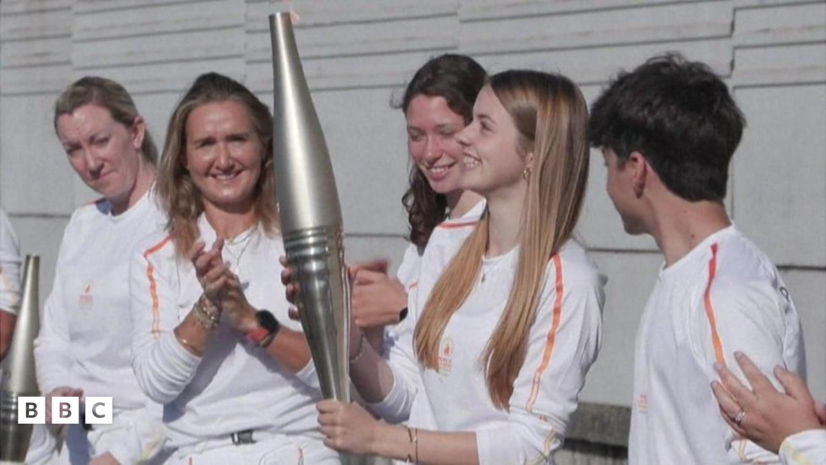 'Braint' Lowri Morgan o gael cario torch y Gemau Paralympaidd' - BBC ...