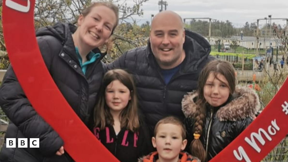 Canser y fron: 'Ddylen ni ddim rhoi pris ar fywyd neb' medd mam - BBC ...