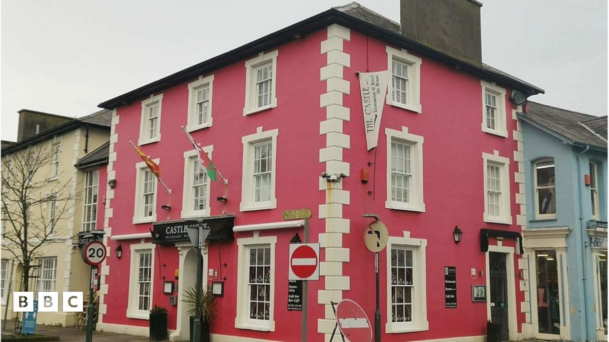 Dirwy o dros £6,000 am dorri rheolau Covid yn Aberaeron - BBC Cymru Fyw