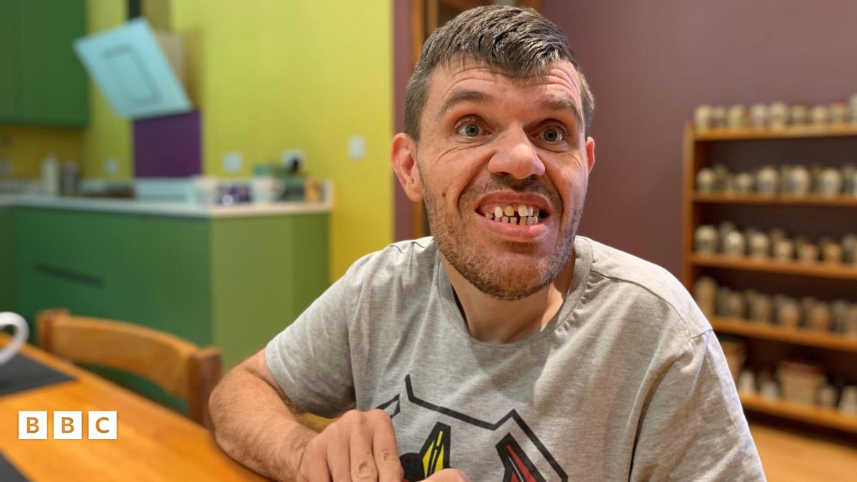 Teulu'n 'grac' fod dyn yn gorfod gadael canolfan ddydd am fyw mewn sir ...