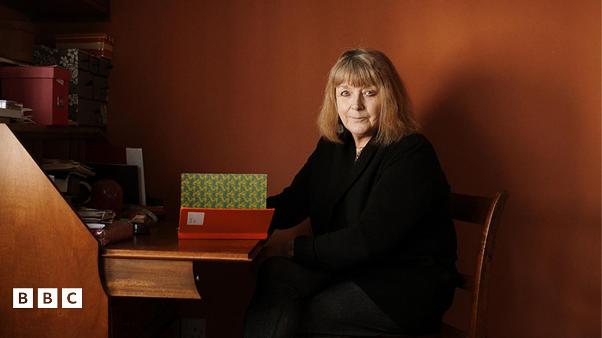 Pum munud gyda Menna Elfyn - BBC Cymru Fyw