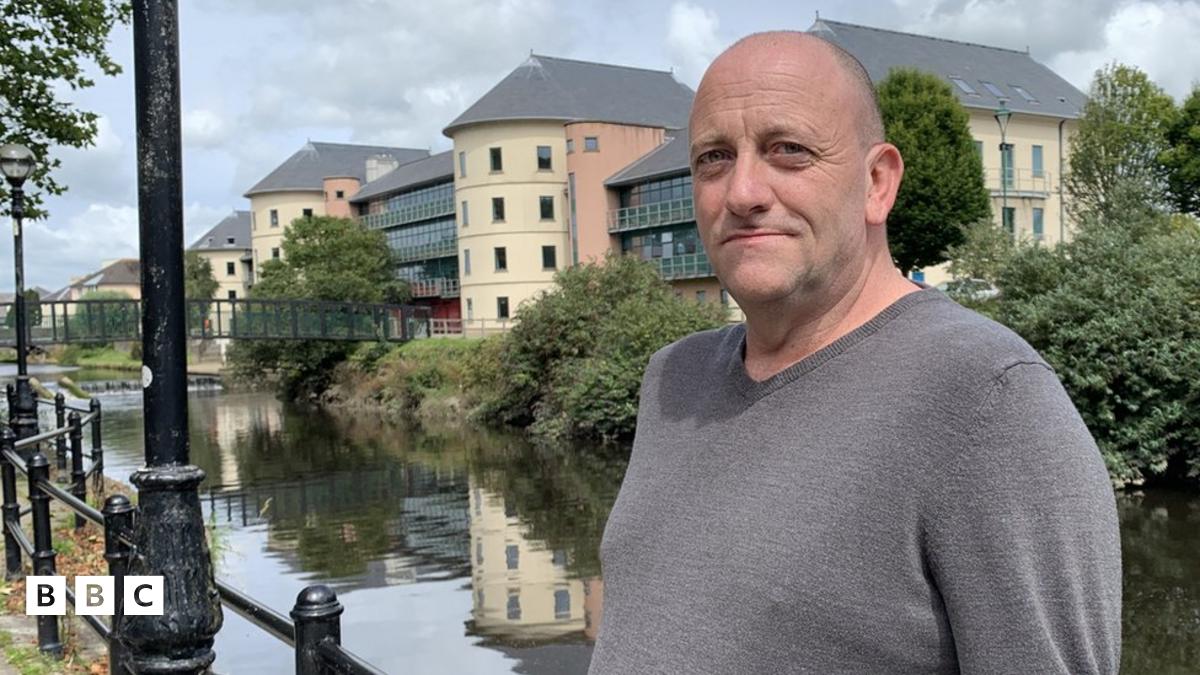 Gwahardd cyn-gynghorydd Sir Benfro am 'fwlio ac aflonyddu' - BBC Cymru Fyw