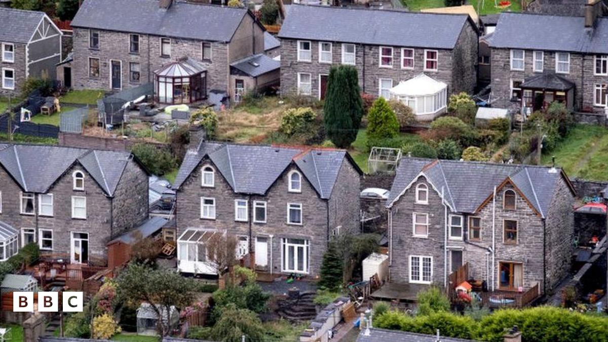 Treth y cyngor: Gohirio newid tan 2028 - BBC Cymru Fyw