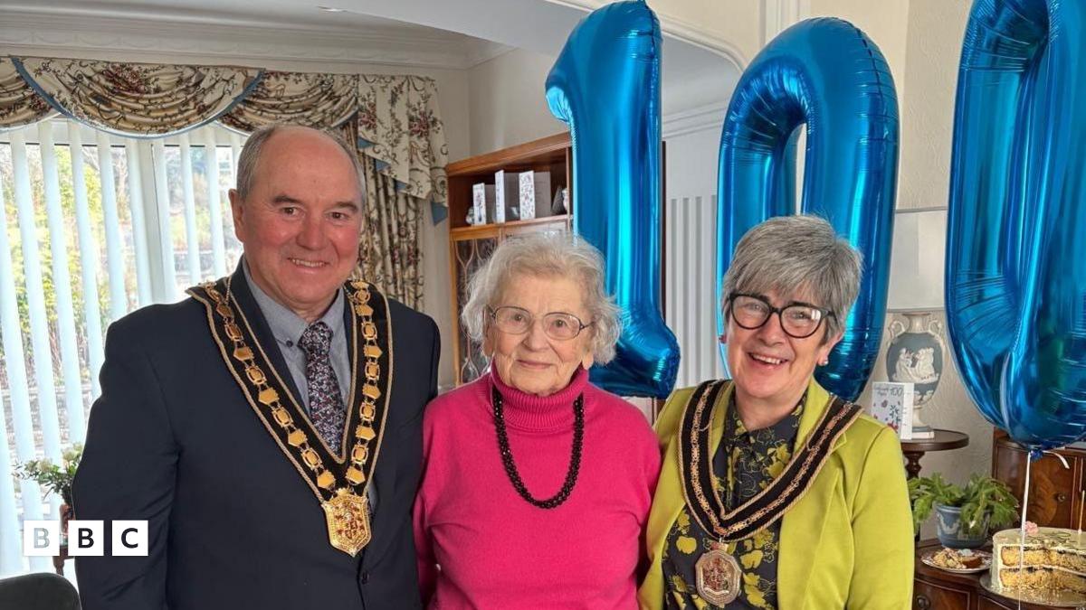 Cyn-actores Pobol y Cwm yn 100 - BBC Cymru Fyw