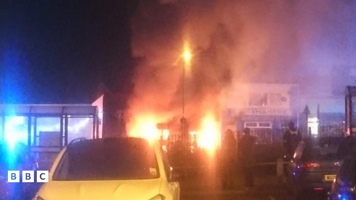 Ymchwiliad i dân siop sglodion - BBC Cymru Fyw