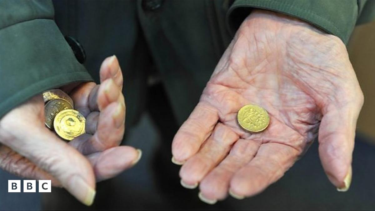 Tlodi plant a phensiynwyr 'ar gynnydd' medd adroddiad - BBC Cymru Fyw