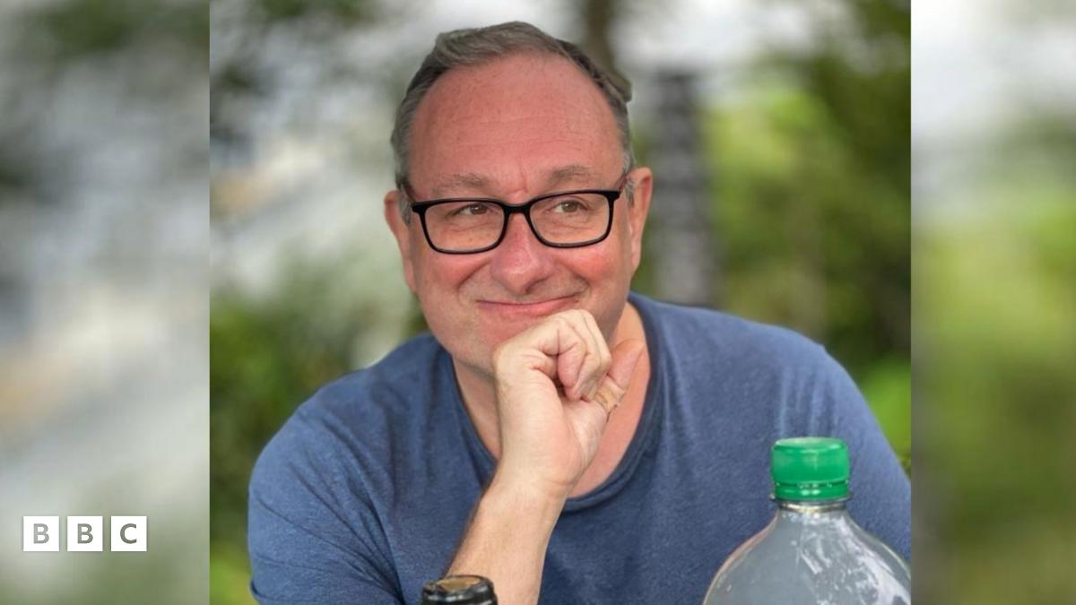 'Pwysig bod llenyddiaeth y byd ar gael drwy'r Gymraeg' - BBC Cymru Fyw