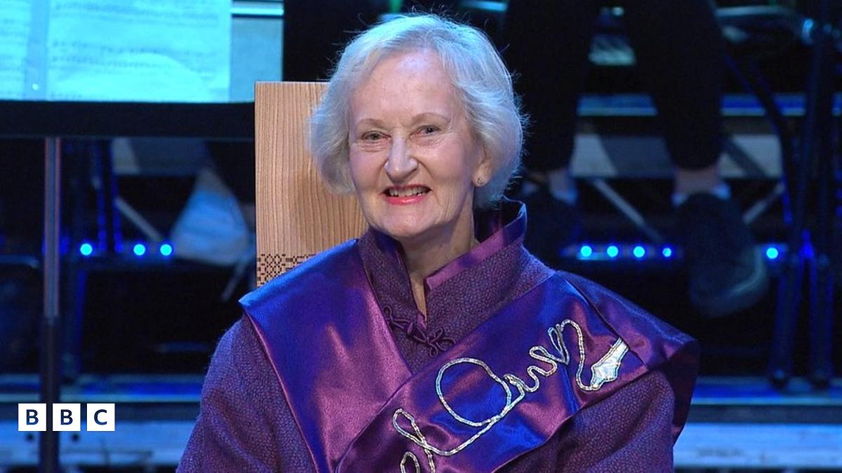 Eisteddfod Sir Conwy: Diwrnod seremoni Gwobr Daniel Owen - BBC Cymru Fyw