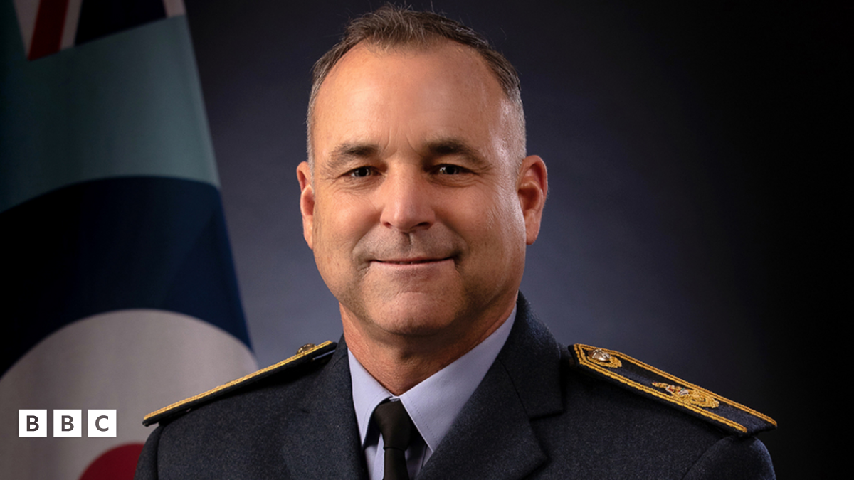 Prif swyddog tân newydd eisiau 'newid diwylliannol enfawr' - BBC Cymru Fyw