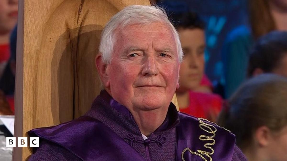 Alun Ffred wedi ennill Gwobr Goffa Daniel Owen yr Eisteddfod - BBC Cymru Fyw