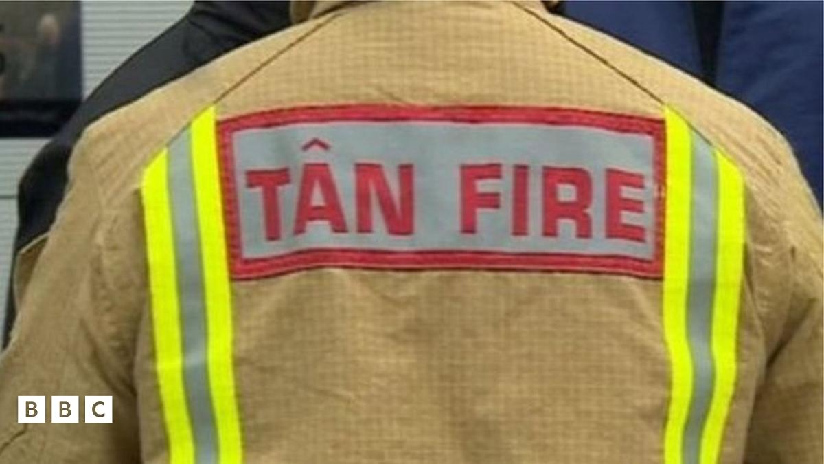 Tân 'difrifol' mewn siop sglodion ym Mhorth Tywyn - BBC Cymru Fyw