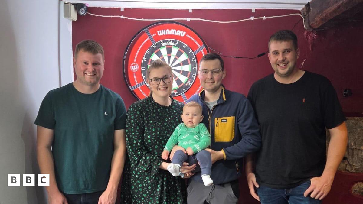 Dartio 100,000 pwynt yn Llanuwchllyn i gefnogi claf canser - BBC Cymru Fyw