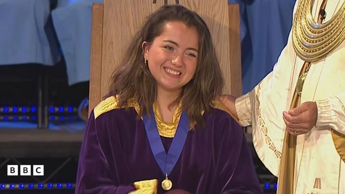 Sioned Erin Hughes yn ennill Medal Ryddiaith Eisteddfod Ceredigion ...